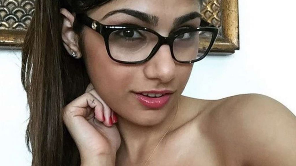 Mia Khalifa Song: मिया खलीफा का ये गाना है वायरल, Watch Video! | Atulya ...